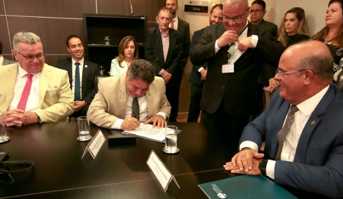 Márcio Roberto toma posse como desembargador e diz que vai 'somar'