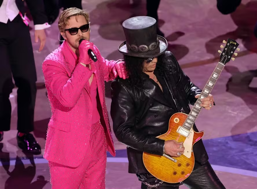 Quem é Slash: o guitarrista que tocou com Ryan Gosling no Oscar 2024