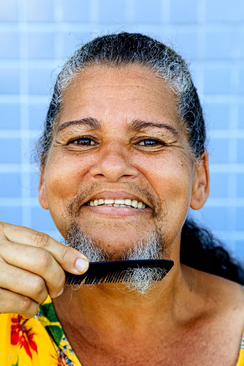 Mulher barbada faz sucesso nas redes sociais e ignora opiniões alheias