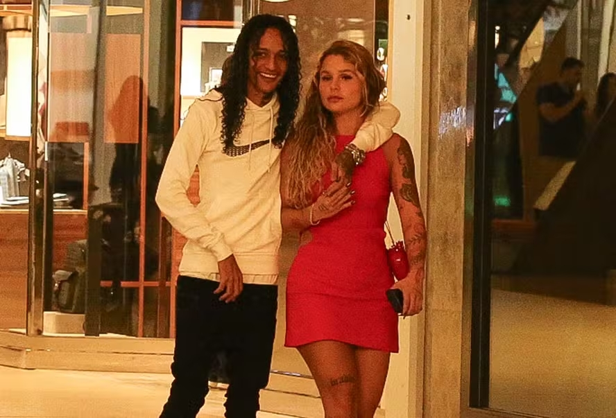 Oruam passeia com a namorada e casal vai a loja de luxo