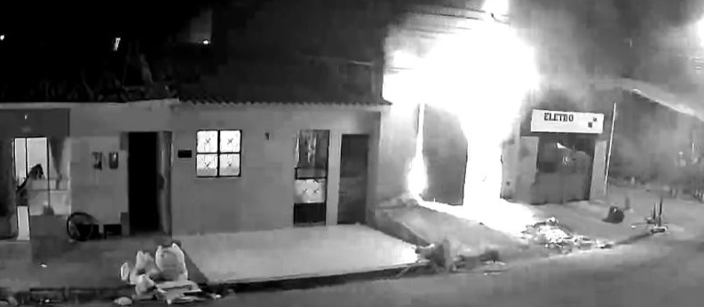 Casa de primeiro andar na Ponta da Terra 'explode' durante incêndio ...