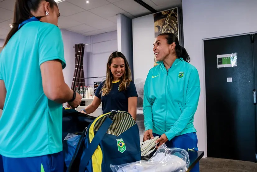 Com Marta, seleção feminina troca uniformes e entra no clima para 1ª ...
