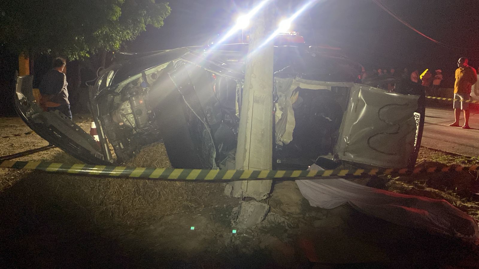 Jovem morre após carro sair da pista, capotar e colidir com poste na AL-220