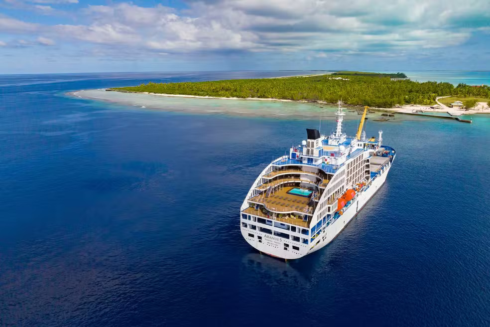 Navio vira Vila Olímpica flutuante para surfe