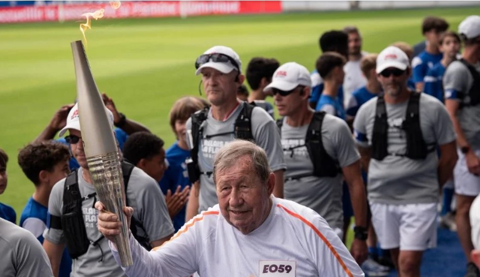 Tocha olímpica chega a Paris para reacender o entusiasmo do público