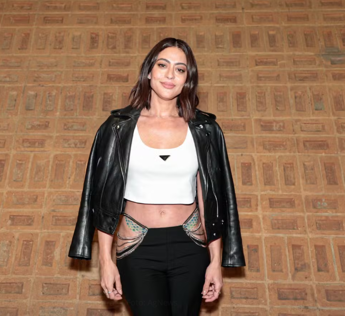 Carol Castro posa com look ousado e deixa tatuagem da barriga à mostra
