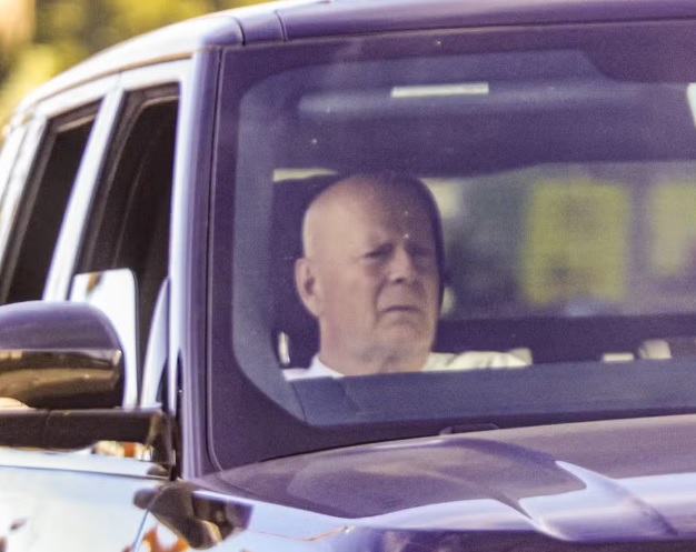 Diagnosticado com demência, Bruce Willis é clicado em passeio de carro