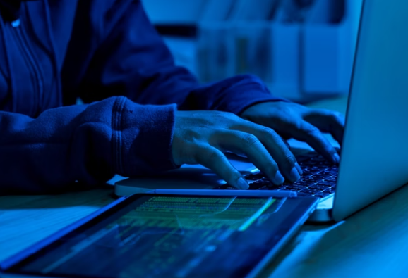 Saiba quem é o hacker superdotado preso por vender dados da PF e FBI