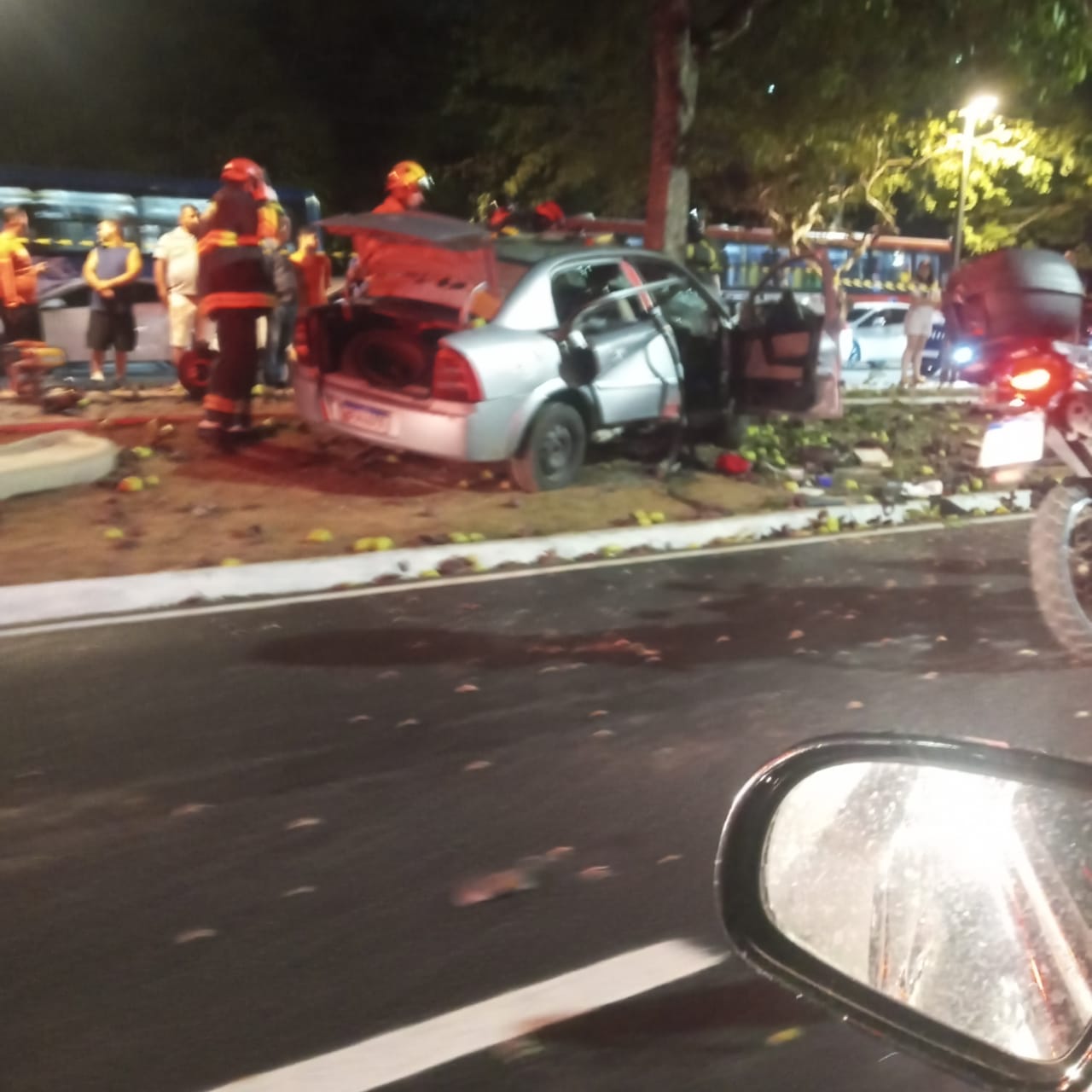 Carro colide em árvore e deixa uma pessoa morta na Durval de Góes Monteiro