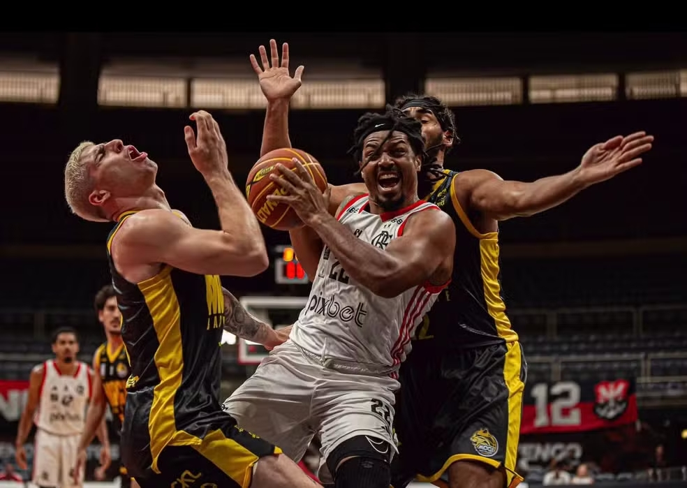 Flamengo vence Mogi com facilidade em jogaço de Shaq Johnson