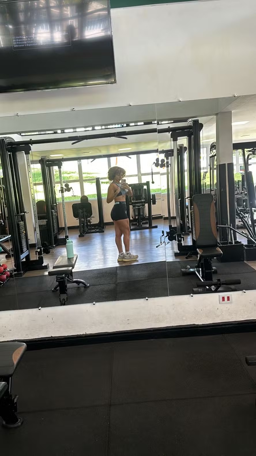 Após perder 40 kg, filha de Simony dá conferida no shape durante treino