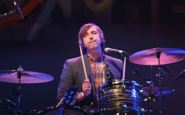 Baterista de banda de rock é preso por posse de pornografia infantil