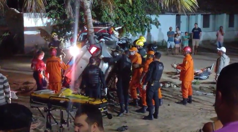Carro sai da pista e colide com coqueiro na AL-220, em Arapiraca