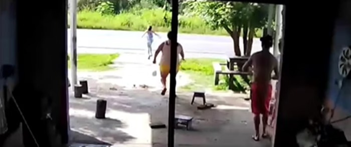 Mãe corre e salva filha autista de ser atropelada por carreta