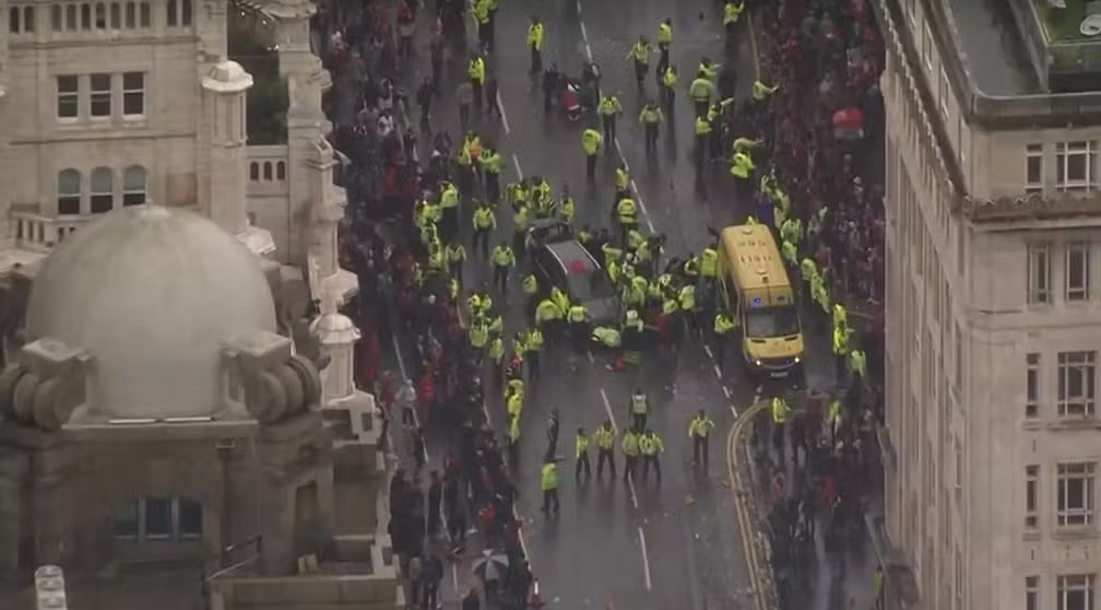 Motorista atropela várias pessoas que comemoravam vitória do Liverpool ...