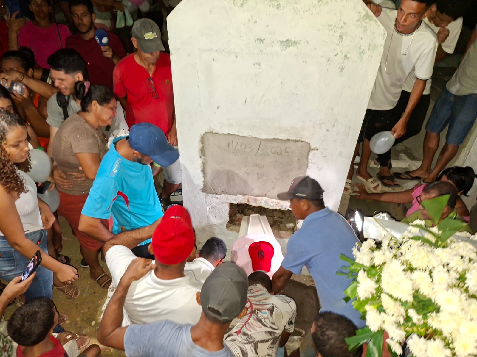 Sob forte comoção, corpo da bebê Ana Beatriz é sepultado em Novo Lino