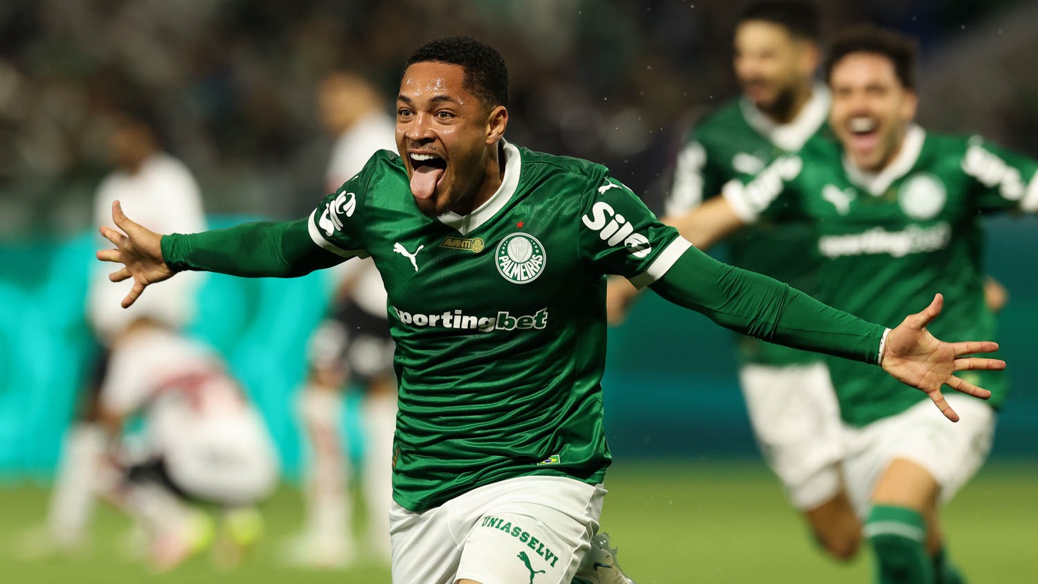 Vitor Roque marca, Palmeiras vence São Paulo e vira líder do Brasileirão