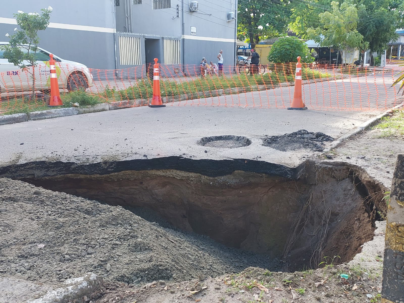 Idosa cai em cratera que se abriu em rua da Jatiúca; via foi interditada