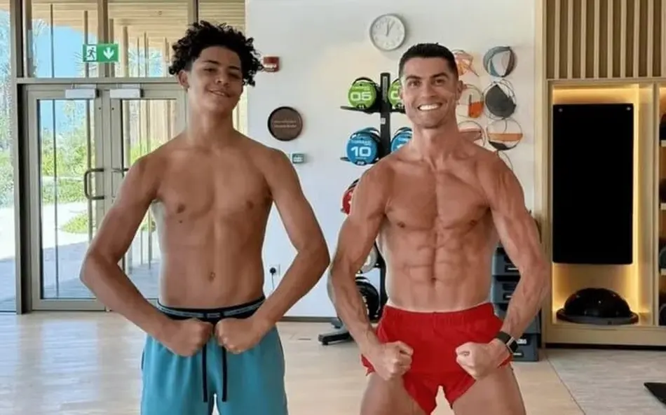 Cristiano Ronaldo Jr ganha carro de R$ 1,65 mi aos 15 anos; veja foto
