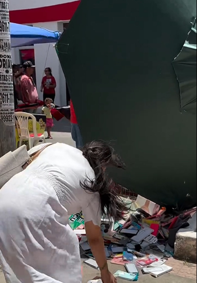 VÍDEO: Ventania derruba carrinhos no centro de Maceió