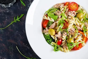 Receita de salada de macarrão sem maionese e com peito de frango