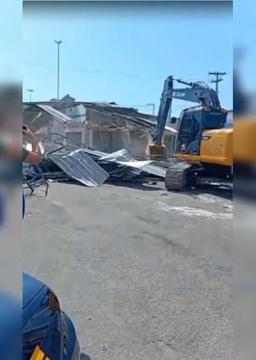 Vídeos: terminal do Mercado da Produção é demolido na Levada