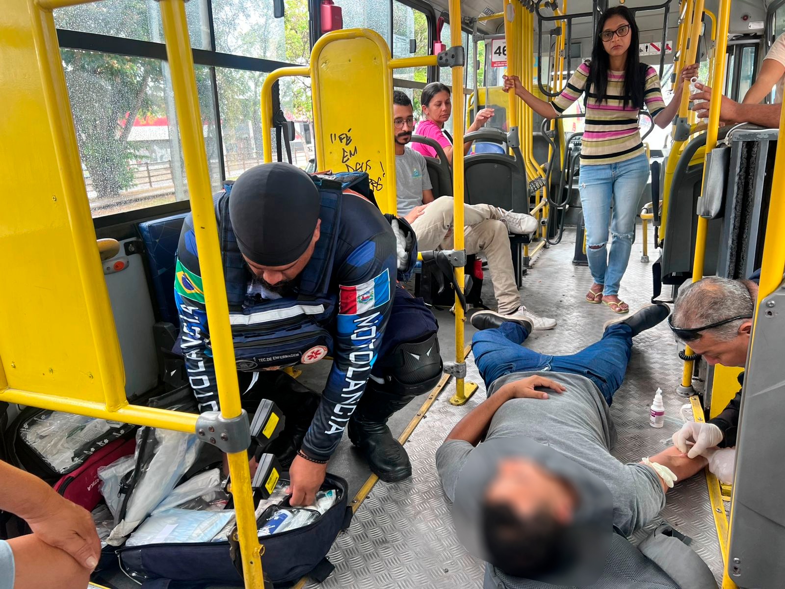 Passageiro desmaia em ônibus lotado e mobiliza atendimento do Samu