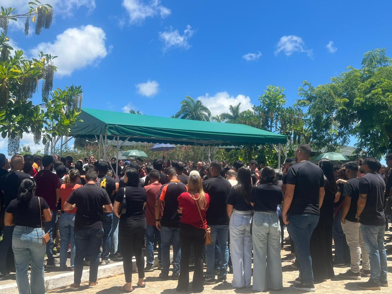 Comoção e homenagens marcam sepultamento de supervisor da base do CRB