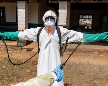 Multidão ataca hospital para reaver corpo de padre que morreu de ebola