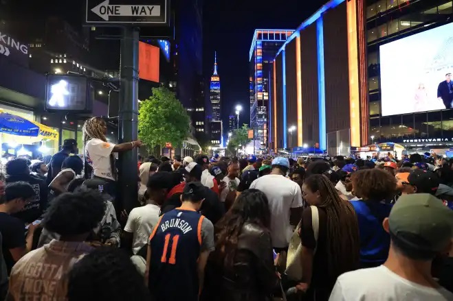 NBA Finals: torcida do Knicks invade ruas de Nova York após vitória ...