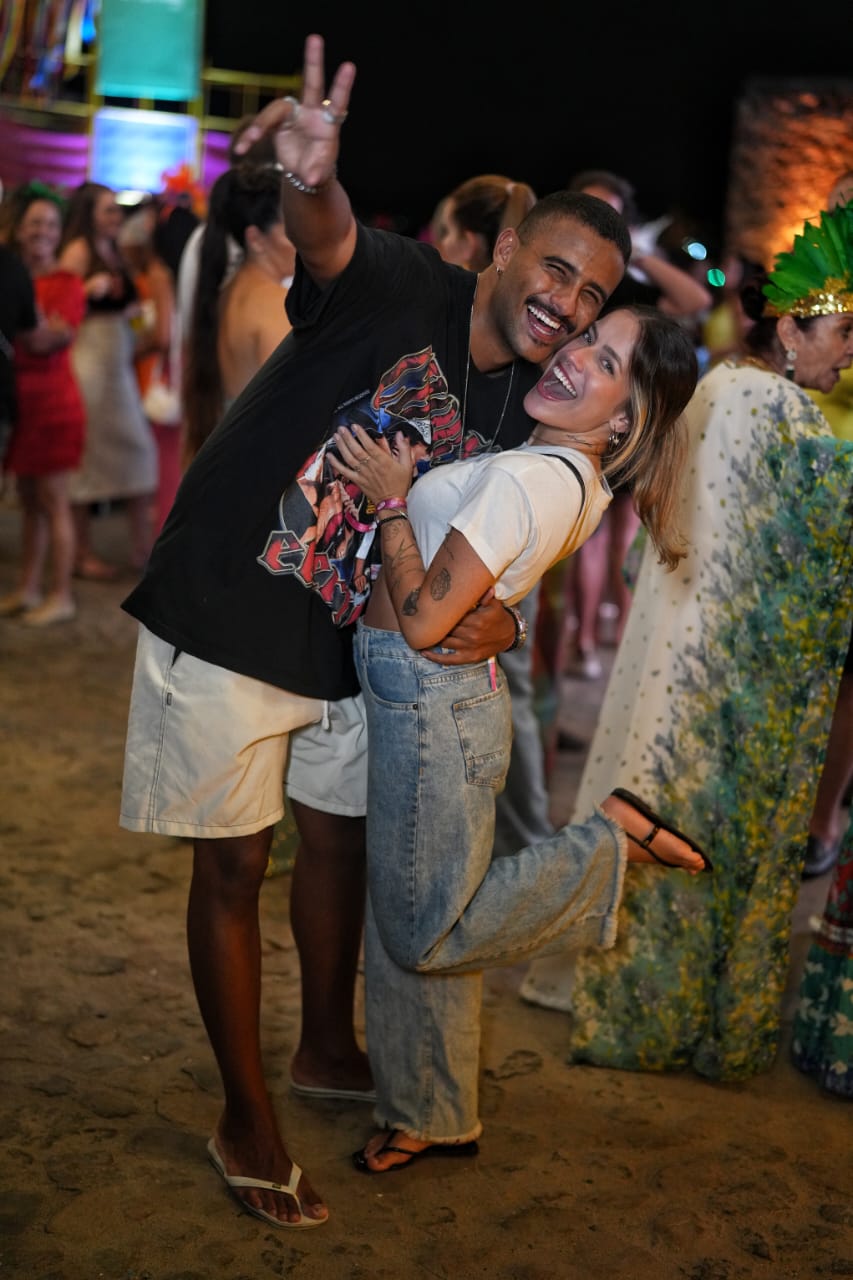 Lucas Pizane desfila estilo e alegria em prévia de carnaval em Salvador