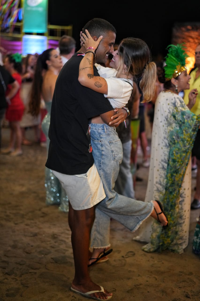 Lucas Pizane desfila estilo e alegria em prévia de carnaval em Salvador