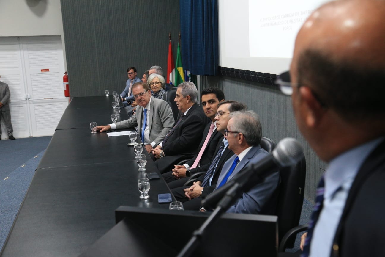 Lançamento de livro em homenagem a Fernando Tourinho reúne autoridades