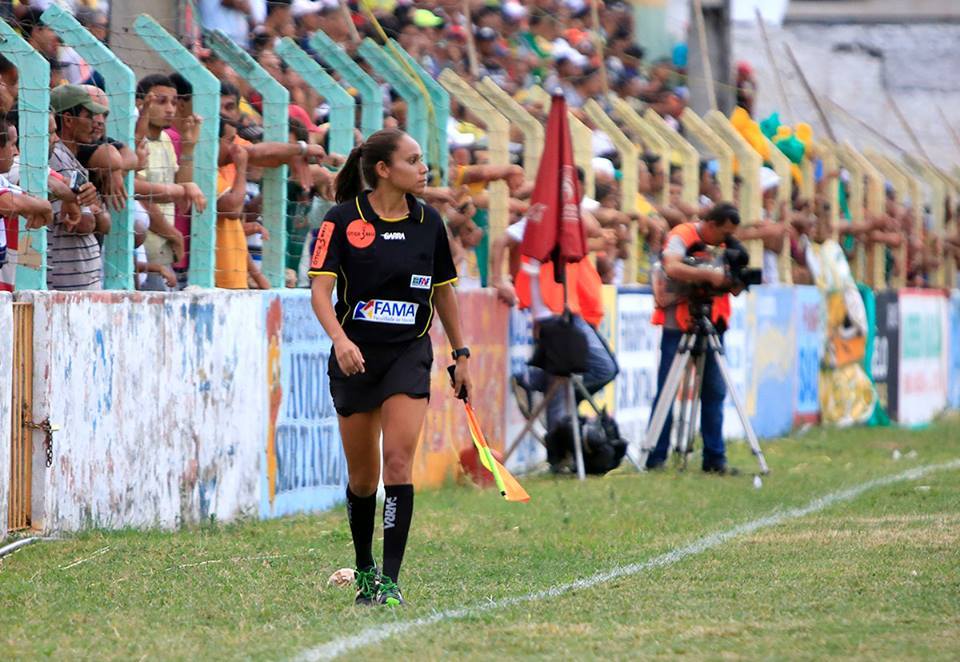 Árbitra assistente alagoana Brígida Cirilo recebe escudo Fifa