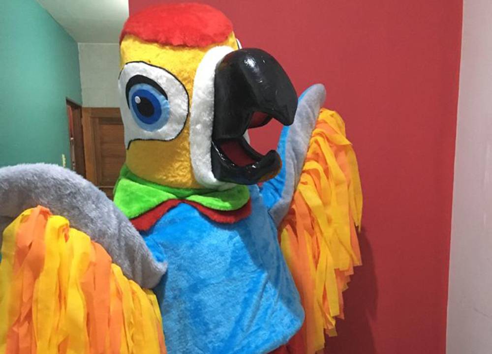 Arara é mascote no Carnaval de Arapiraca