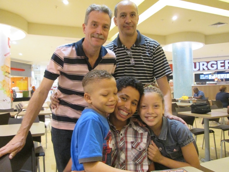 Bancada do atraso quer proibir a adoção de crianças por casais gays